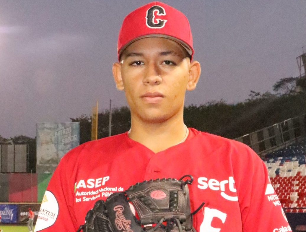 Dereck Gomez el Lanzador del Año – FEDEBEIS